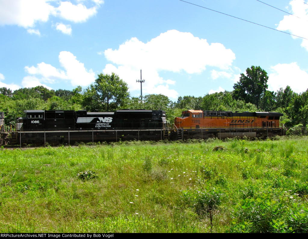 NS 1086 and BNSF 7288